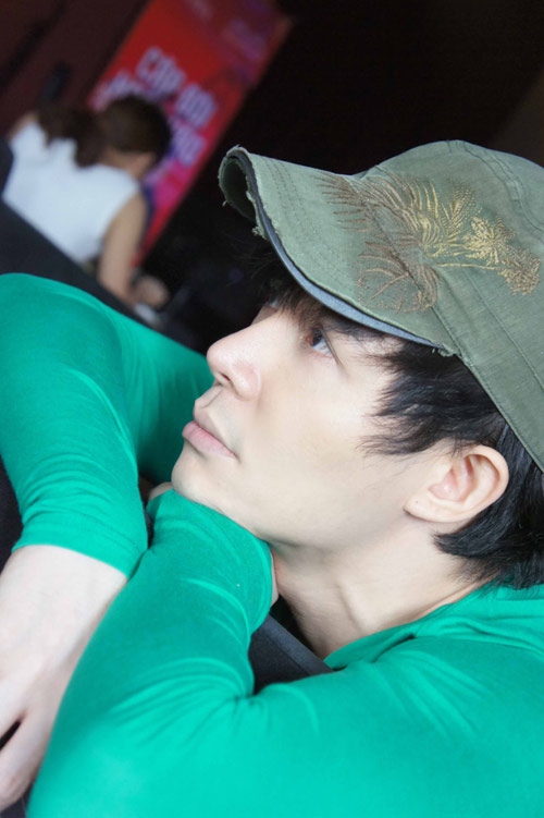 Nathan Lee ôm Mỹ Lệ lấy hên