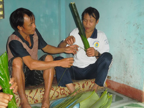 Cha con người rừng gói bánh chưng đón Tết