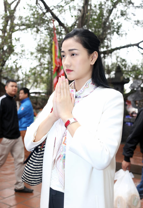 Maya, Trang Trần rủ nhau đi chùa cầu duyên