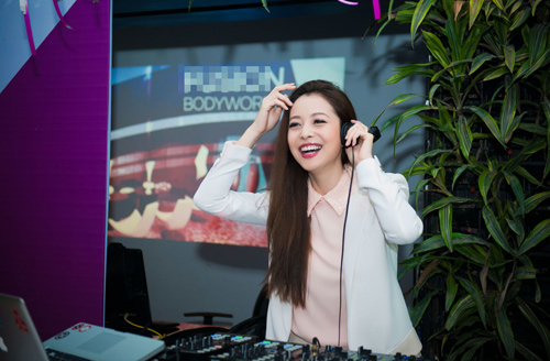 Jennifer Phạm làm nữ DJ xinh đẹp