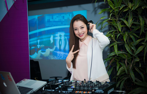 Jennifer Phạm làm nữ DJ xinh đẹp