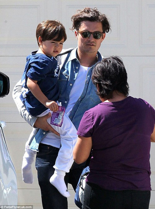 Bắt gặp Mr. Bean hẹn hò bạn gái kém 28 tuổi