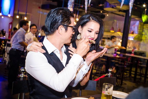 Dustin Nguyễn hôn vợ thắm thiết giữa đêm tiệc