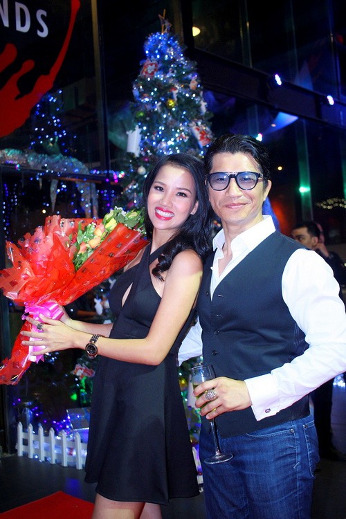 Dustin Nguyễn hôn vợ thắm thiết giữa đêm tiệc