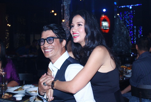 Dustin Nguyễn hôn vợ thắm thiết giữa đêm tiệc