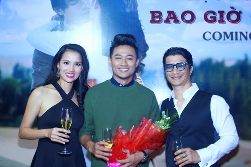 Dustin Nguyễn hôn vợ thắm thiết giữa đêm tiệc