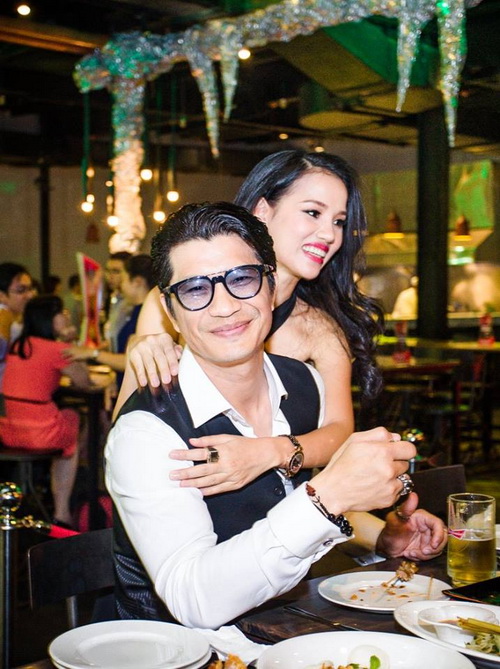 Dustin Nguyễn hôn vợ thắm thiết giữa đêm tiệc