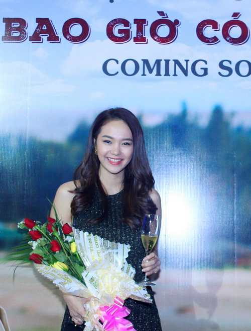 Dustin Nguyễn hôn vợ thắm thiết giữa đêm tiệc