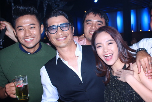 Dustin Nguyễn hôn vợ thắm thiết giữa đêm tiệc