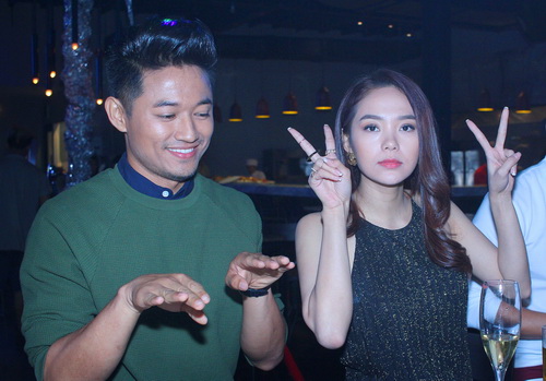 Dustin Nguyễn hôn vợ thắm thiết giữa đêm tiệc