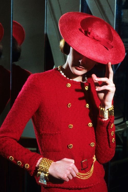 Quyền lực ma thuật của những bộ suit Chanel