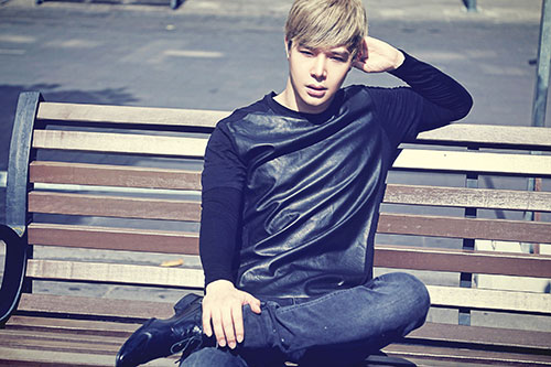 Nathan Lee diện đồ hiệu "khủng” phơi nắng chụp hình