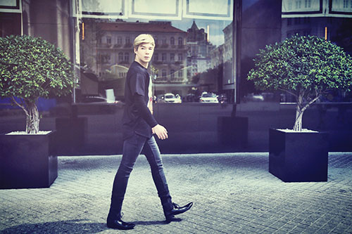 Nathan Lee diện đồ hiệu "khủng” phơi nắng chụp hình