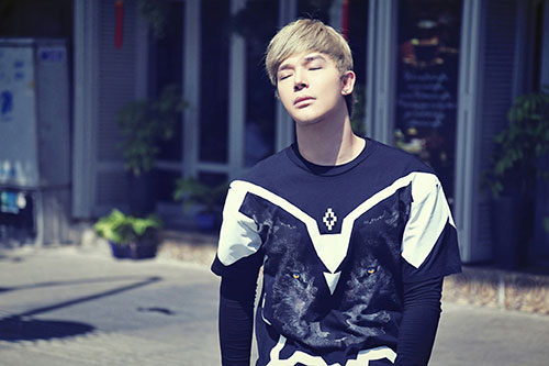 Nathan Lee diện đồ hiệu "khủng” phơi nắng chụp hình