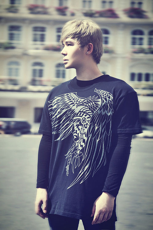 Nathan Lee diện đồ hiệu "khủng” phơi nắng chụp hình