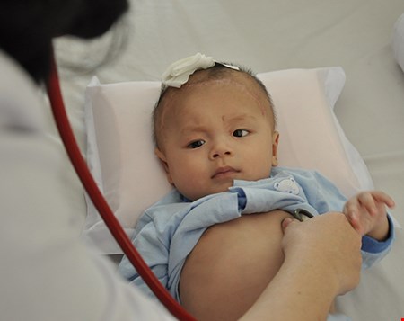Em bé bị dao đâm vào đầu xuất viện sau lần mổ thứ ba