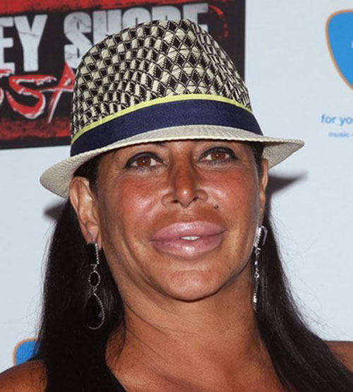 Thảm họa dao kéo Angela Raiola đã qua đời ở tuổi 55