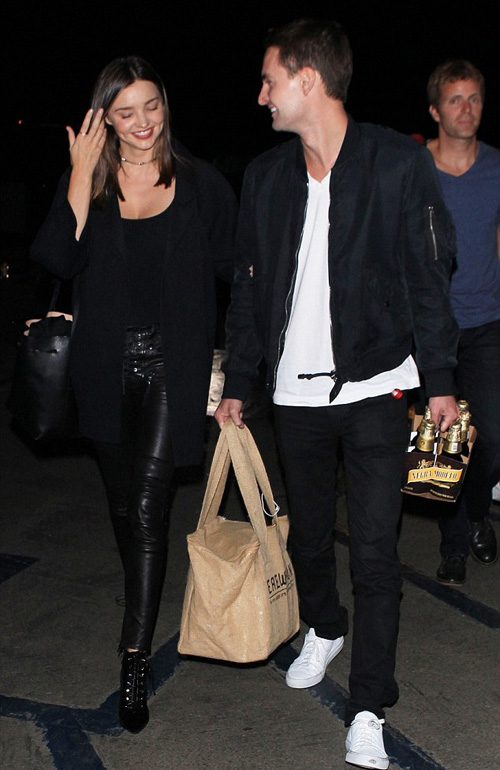 Miranda Kerr cực hấp dẫn khi âu yếm người tình