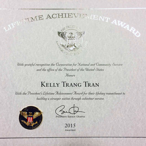 Hoa hậu Kelly Trang Trần nhận bằng khen của Tổng thống Obama