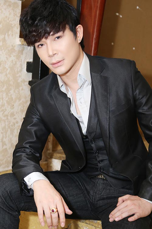 Được khen hát nhạc ngoại hay nhất showbiz, Nathan Lee đã phản ứng thế này
