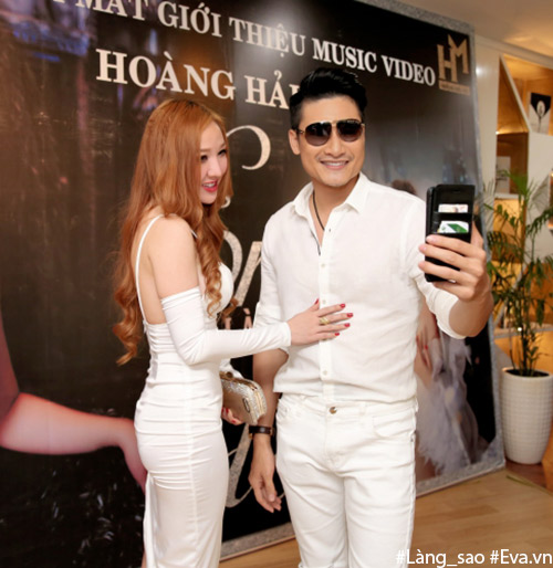 Vắng vợ, MC Quốc Bình tình tứ bên ca sĩ gợi cảm Hoàng Hải My