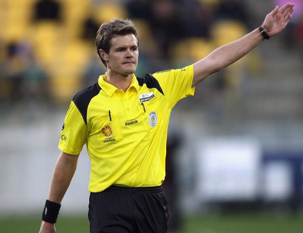 Trọng tài Christopher Beath bị Dân mạng chỉ trích thổi "ác" khi phạt ...