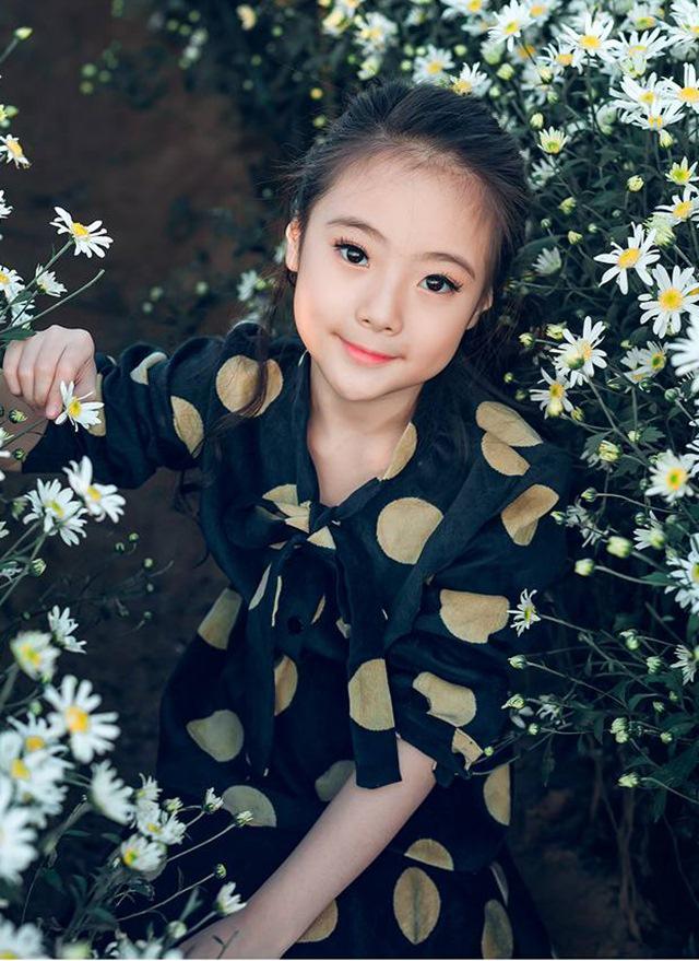 Bộ ảnh bé gái Hà Nội chỉ cười mỉm vẫn xinh xuất sắc