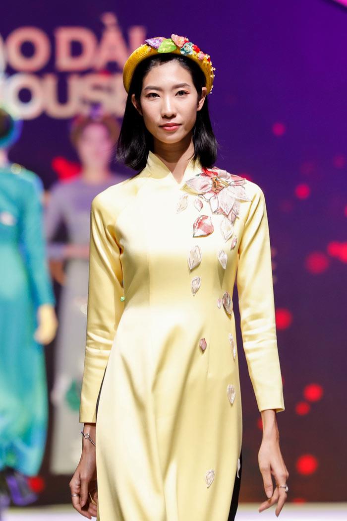 Angela Phương Trinh diện áo dài 100 triệu bung lụa làm Vedette trong ...