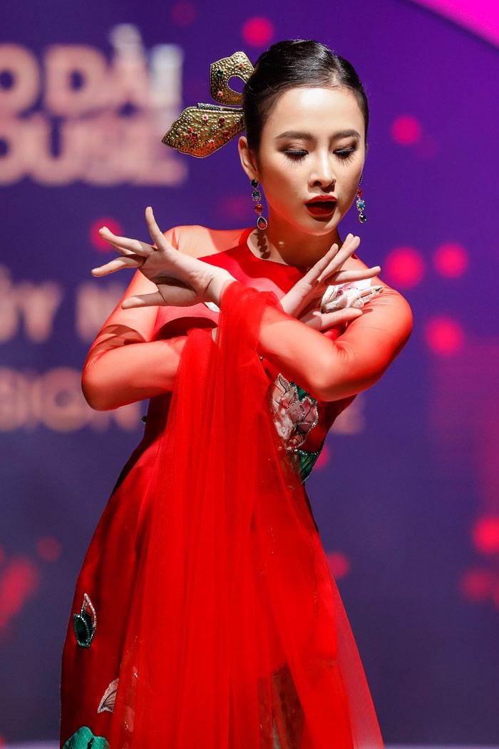 Angela Phương Trinh diện áo dài 100 triệu bung lụa làm Vedette trong ...