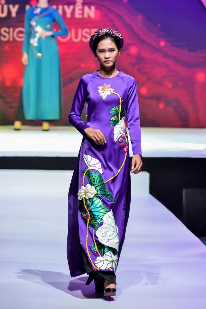 Angela Phương Trinh diện áo dài 100 triệu bung lụa làm Vedette trong ...