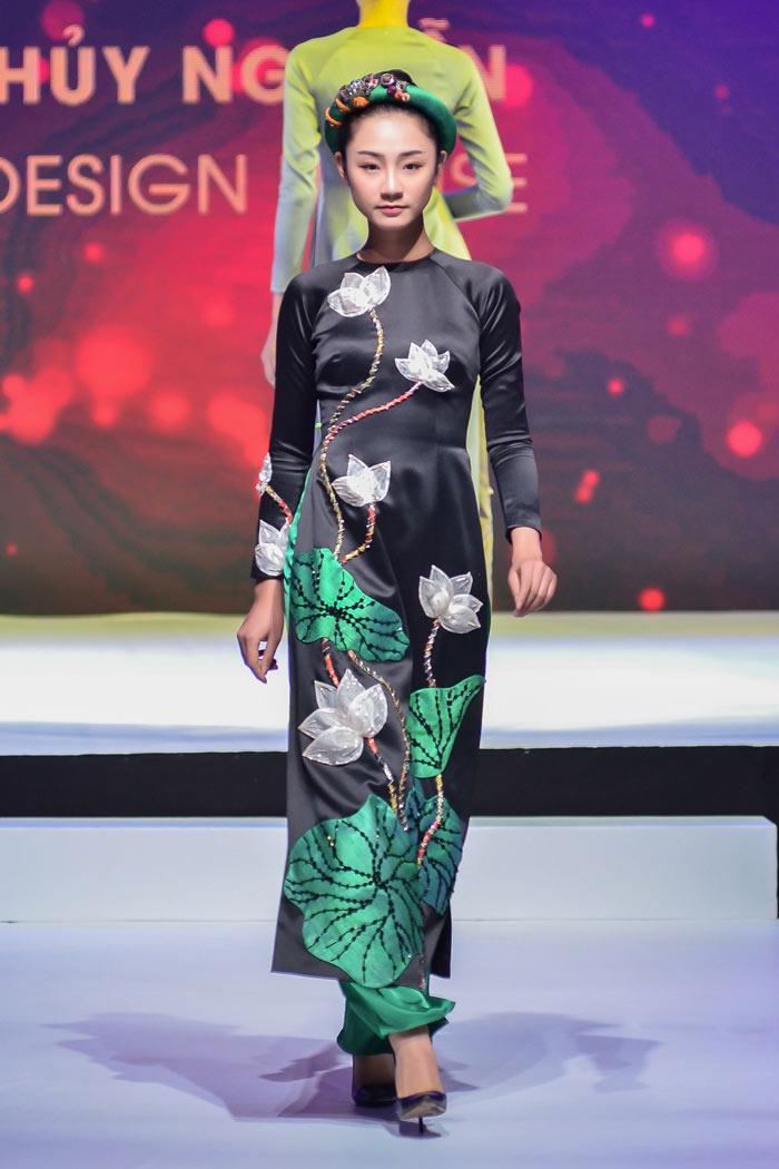 Angela Phương Trinh diện áo dài 100 triệu bung lụa làm Vedette trong ...