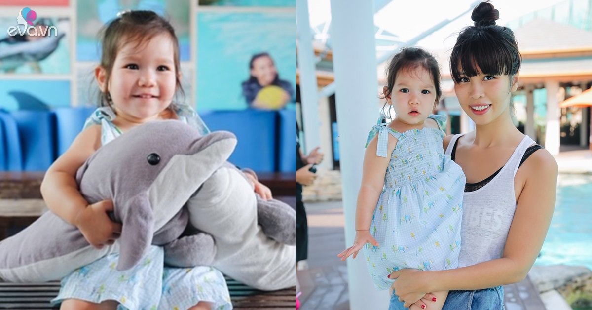 Vợ chồng Hà Anh dẫn con gái vi vu Singapore, bé Myla lí lắc xem cá heo