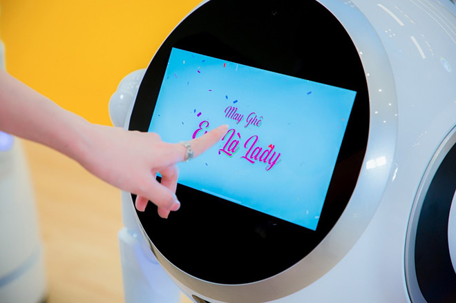 Hoa hậu Khánh Vân khoe vũ đạo cùng robot OPBA