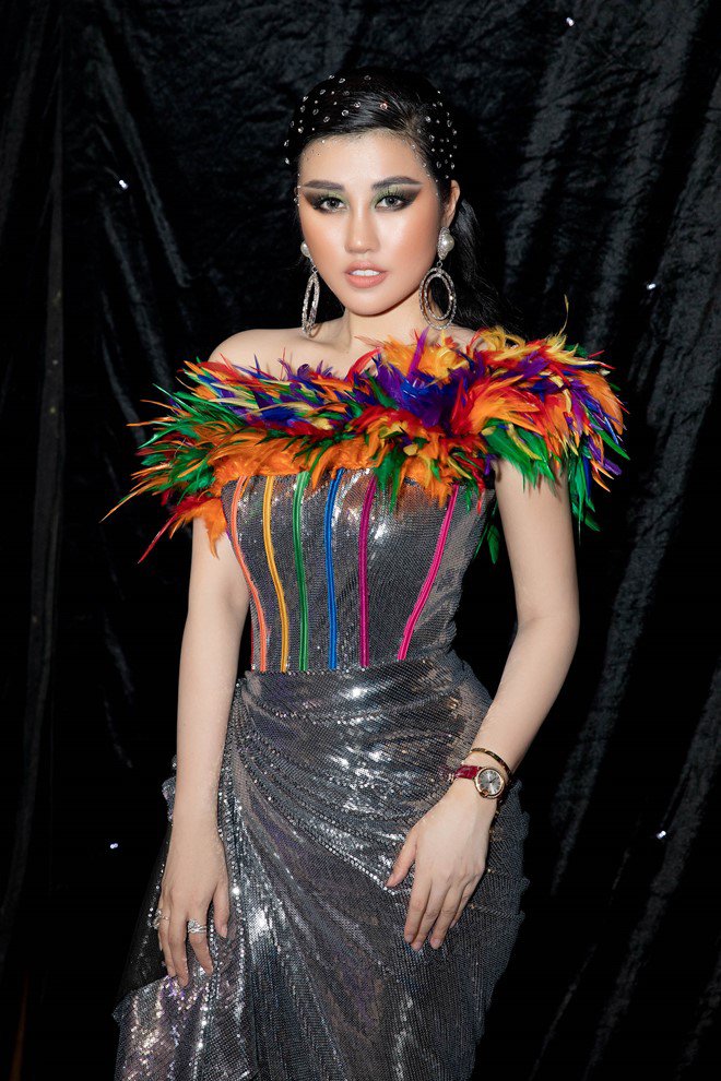 Emily Hồng Nhung đọ dáng với Hương Giang, cổ vũ cộng đồng LGBT