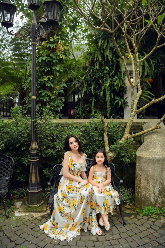 5 tuổi, con gái Trang Nhung là nàng thơ, mẫu nhí độc quyền của riêng mẹ