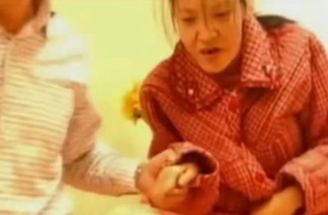 Người phụ nữ bại liệt 20 năm đột nhiên đứng dậy, chị gái sốc nặng khi ...