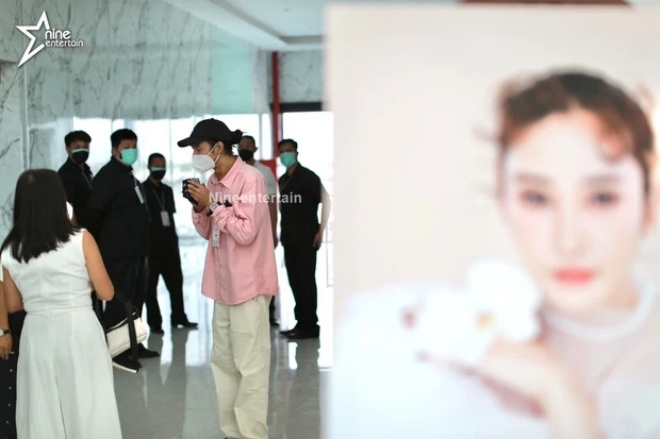 Đám tang Tangmo: Quản lý khóc 15 phút rồi đi, mẹ đẻ ngồi một mình không ...