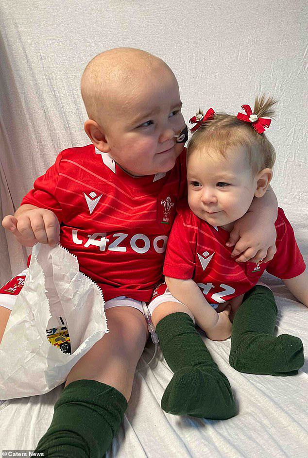 Clip: Khoảnh khắc cậu bé 2 tuổi điều trị ung thư bên em gái gây xúc động