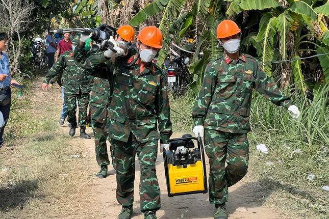 Vụ bé trai rơi xuống hố bê tông 35m: Lực lượng công binh vào cuộc giải cứu