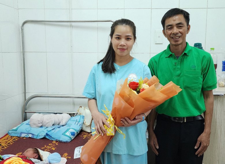 Đi đẻ ngày cận Tết, mẹ bầu Quảng Trị chuyển dạ ngay trên taxi khiến tài ...