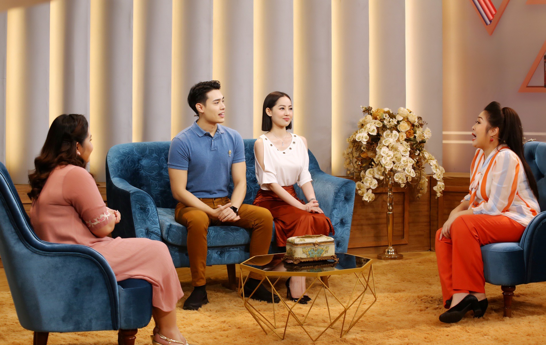 Nữ MC xinh đẹp nghẹt thở với sự hà khắc của bạn trai Việt kiều, NSND Hồng Vân cười ra nước mắt