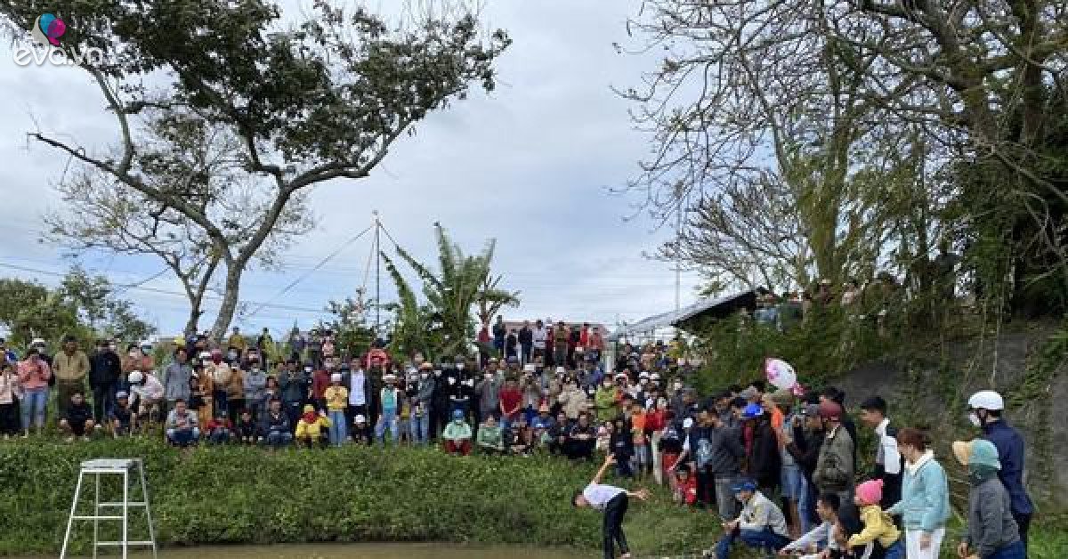 Màn thi đi cầu đu đưa của trai làng ở lễ hội khai hạ