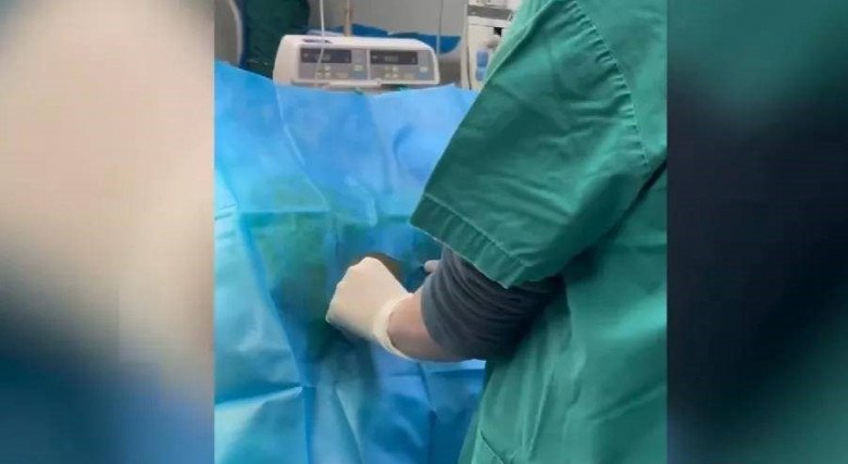 Sau ca mổ đẻ, y tá bế em bé ra trao cho người nhà thì phải sốc nặng ...