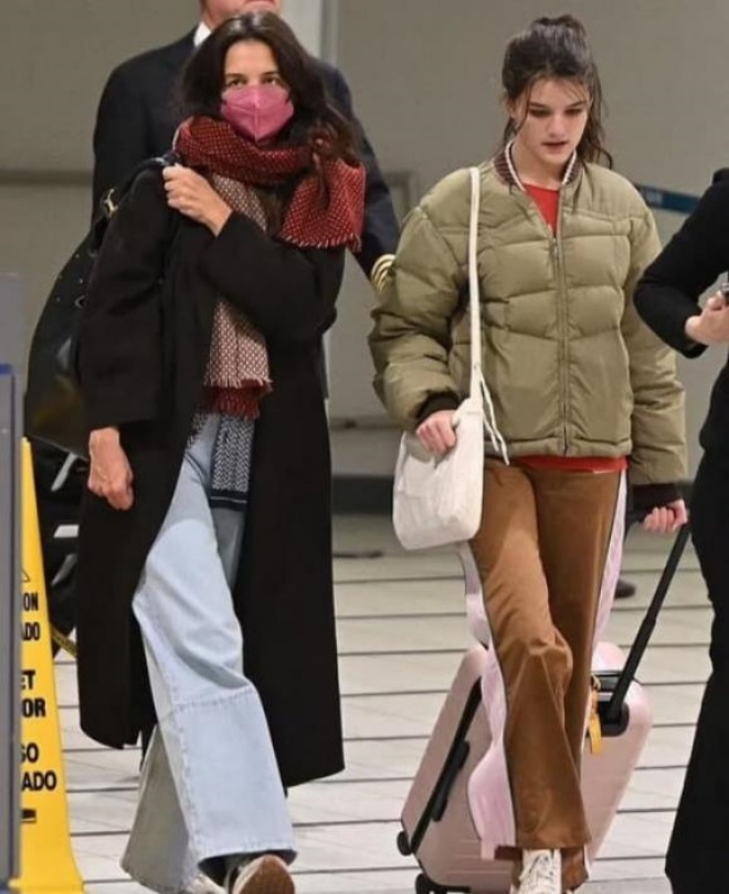 Suri Cruise thảnh thơi xuống phố, ăn diện đơn giản nhưng dáng dấp chẳng ...