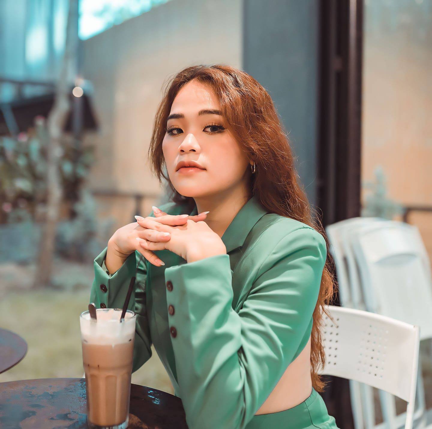 Cô gái mất 9 cái răng đổi đời sau khi làm danh hài cười, giờ còn đổi cả ...