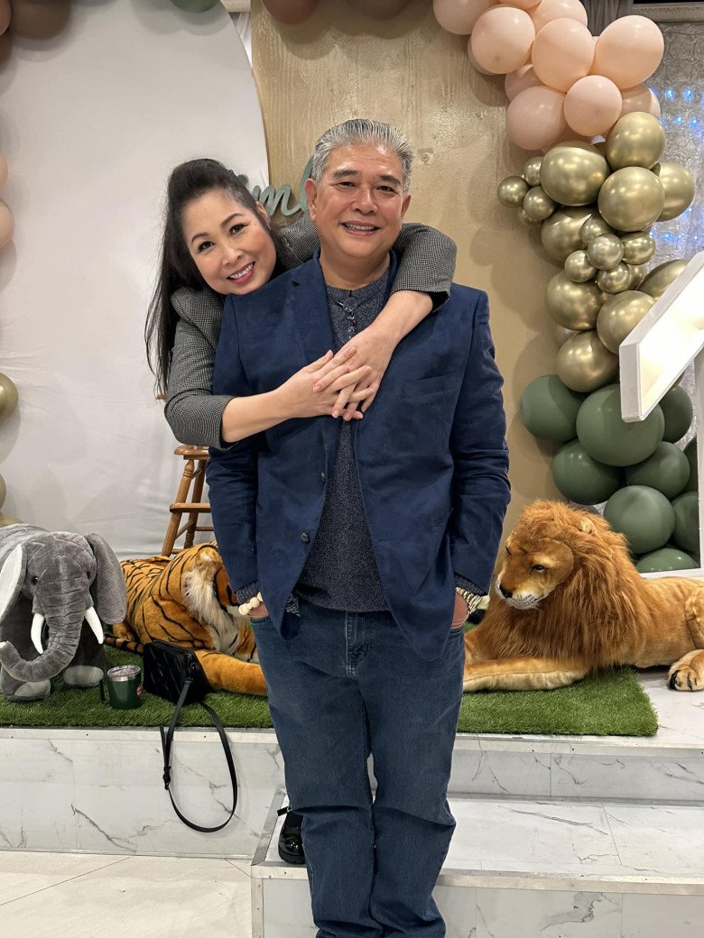 Bà mối Hồng Vân ôm cổ chồng kém 3 tuổi, dân mạng tiếc vì nuôi chồng quá tốt nên cả hai phát tướng