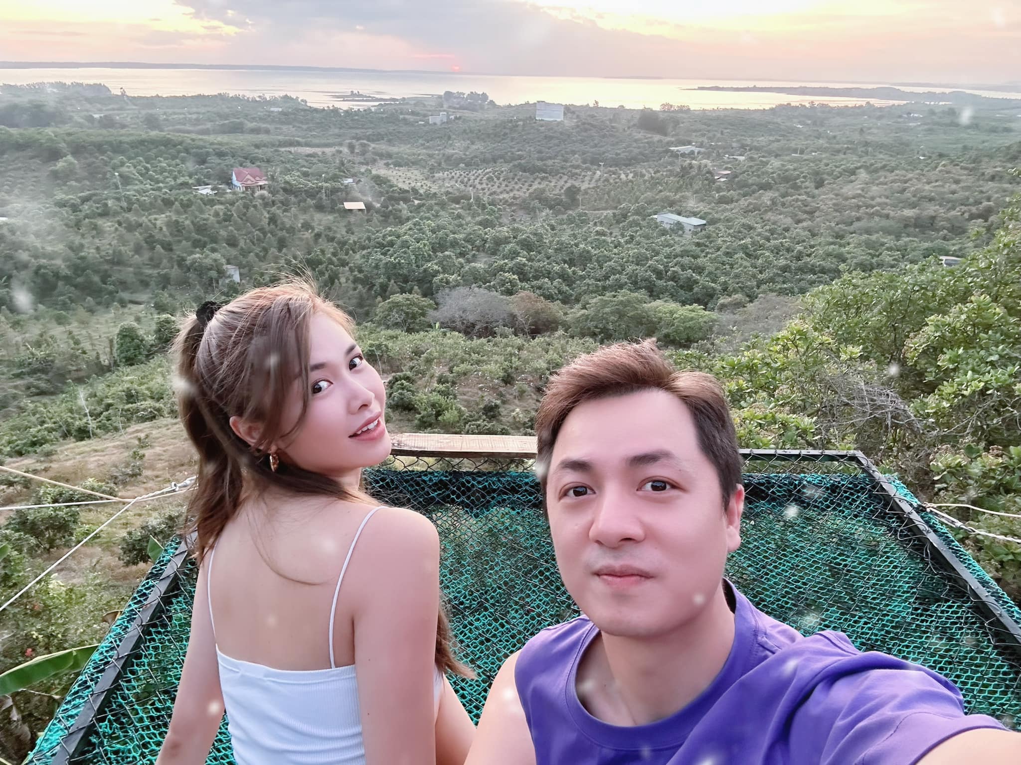 Đăng Khôi đăng ảnh nóng bỏng với hot mom bị em trai ruột để ý bàn tay hư, vợ khẳng định: Có di ...