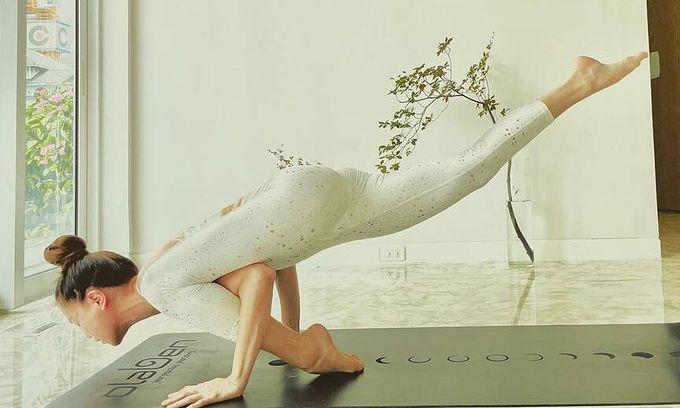 Toát mồ hôi xem Lisa học yoga, dẻo như mèo, cô giáo bẻ người đủ thế khó ...