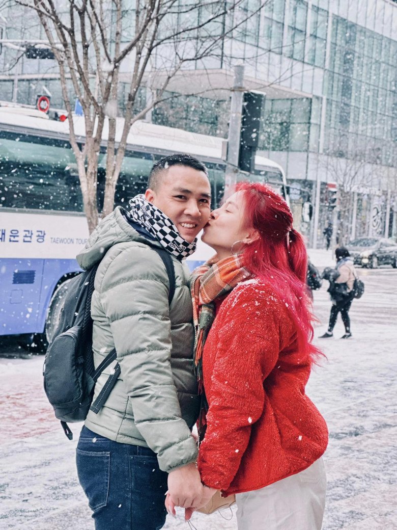 Nữ MC Thời tiết đời đầu cưới ông trùm Táo Quân đúng ngày 14/2, BTV xinh như hoa tặng chồng quà khủng