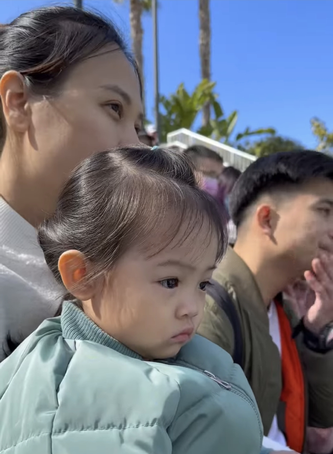 Con gái Cường Đô La thản nhiên ngồi lên cổ, nắm tóc bẹo má bố đại gia ...